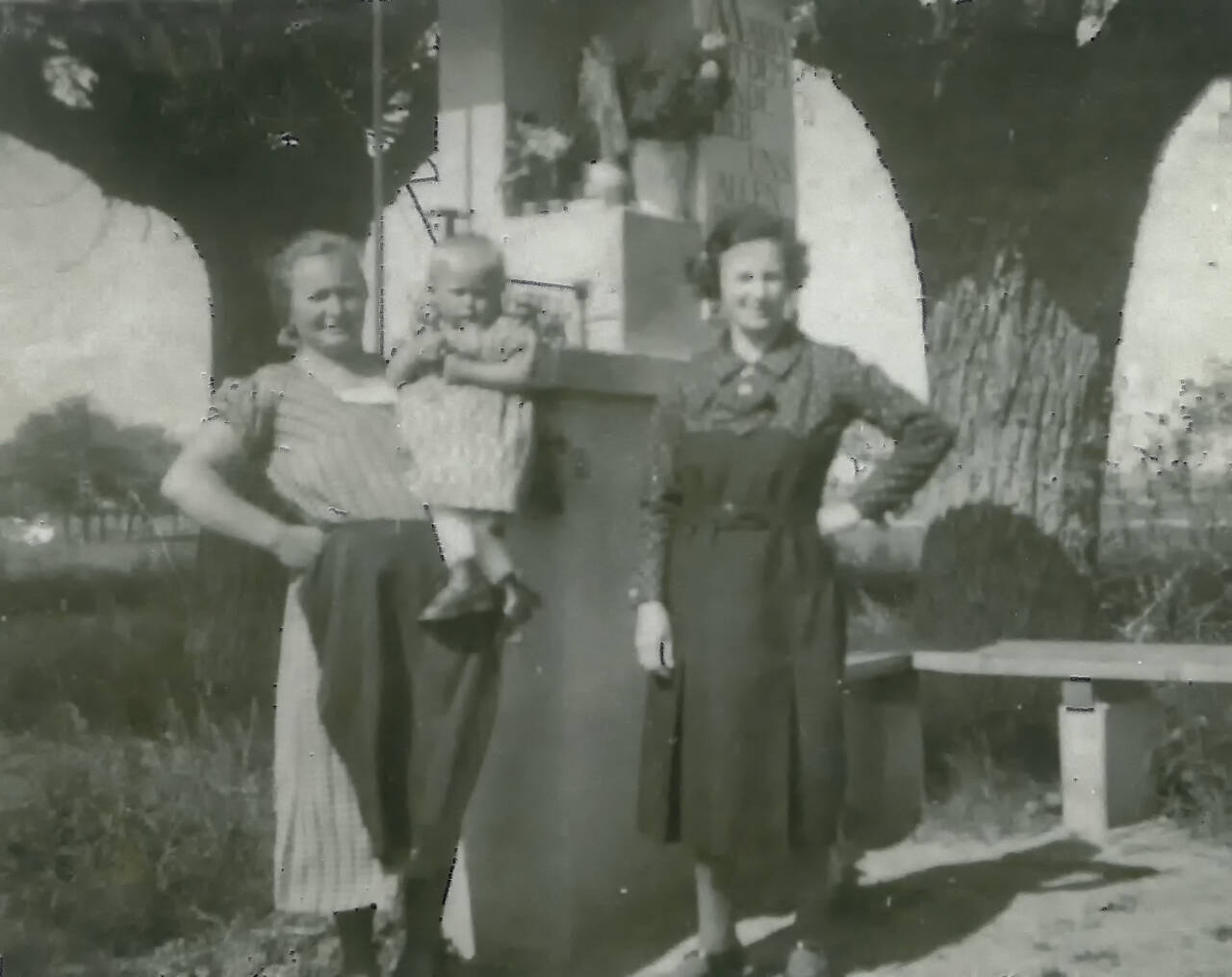 Gertrud mit Mutter und Tante
